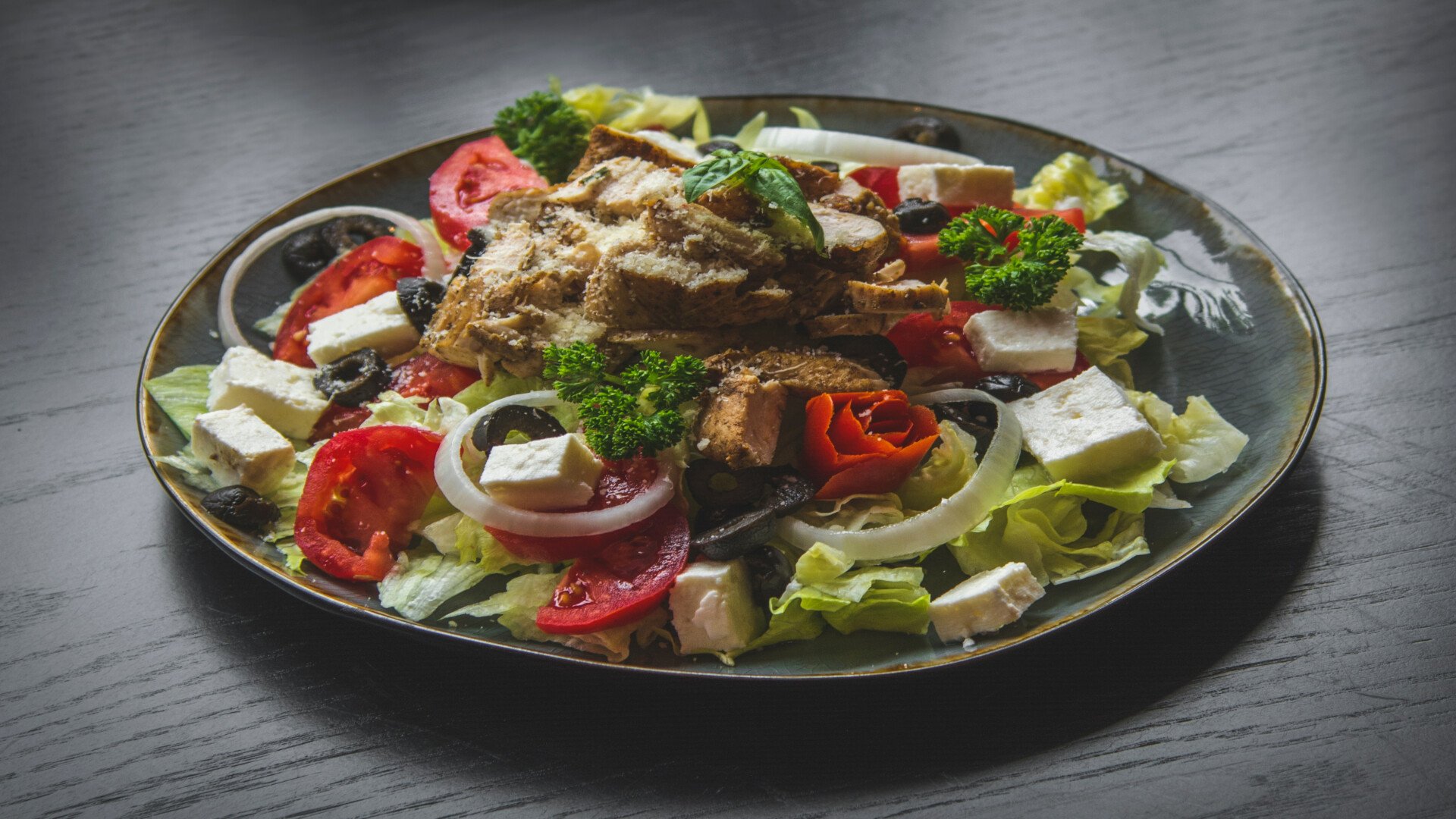 Recept - Pileća salata sa avokadom i pinjolima